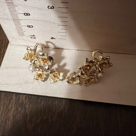 Cora | Jewelry | Cora Vintage Clip On Earrings Gold Tone Flower Bunch ...